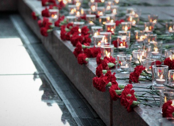 Россияне и соотечественники зажигают свечи в память о погибших в войне
